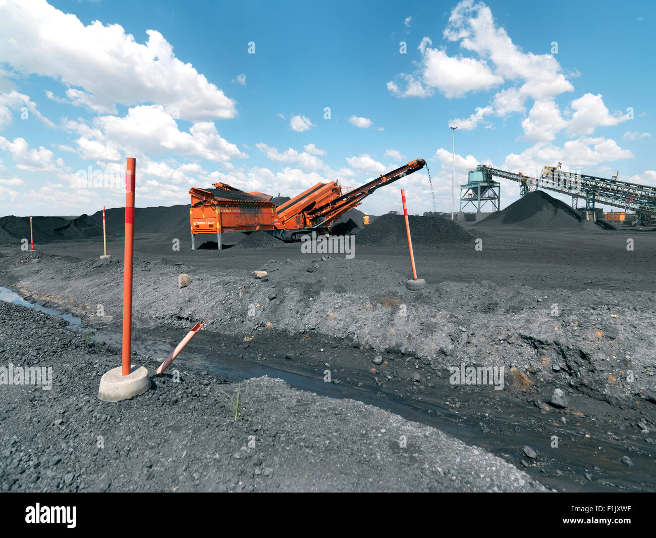Sortieren und ordnen die Kohle für die Sammlung, Palesa Coal Mine ...