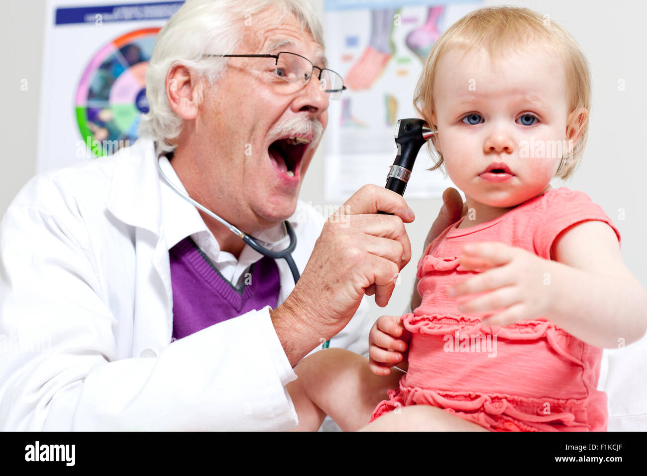 Prüfung eines Babys Ohr Kinderarzt Stockfotografie - Alamy