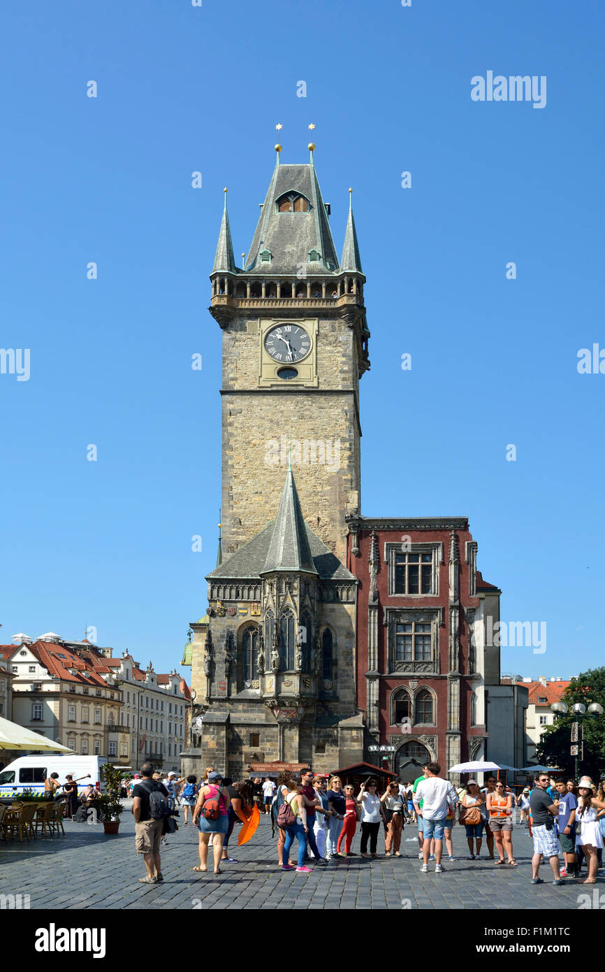 Menschen vor dem alten Rathaus am Platz der Prager Altstadt ...