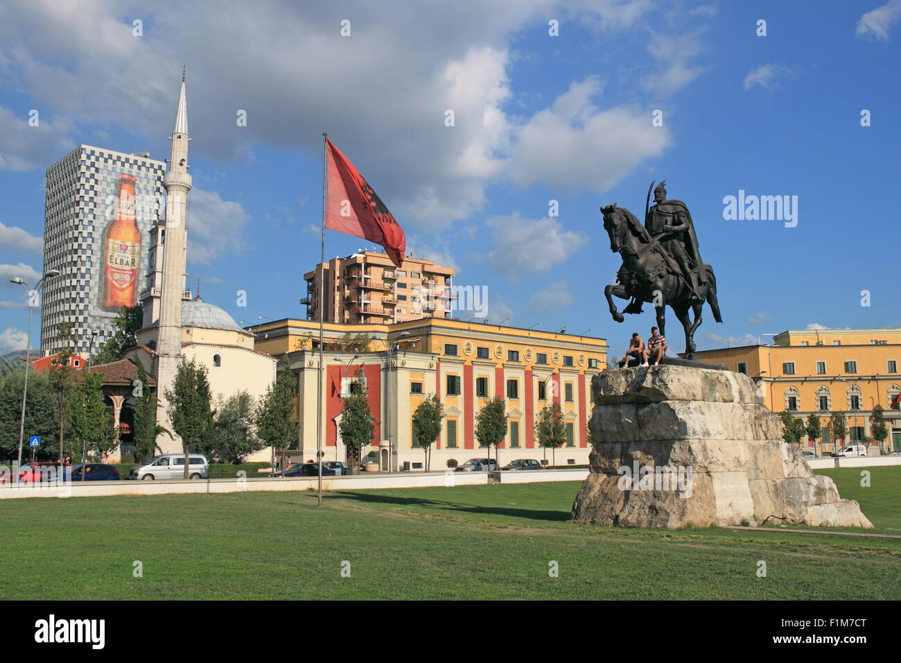 Statue von Skanderbeg mit Et'hem-Bey-Moschee und Rathaus hinter ...