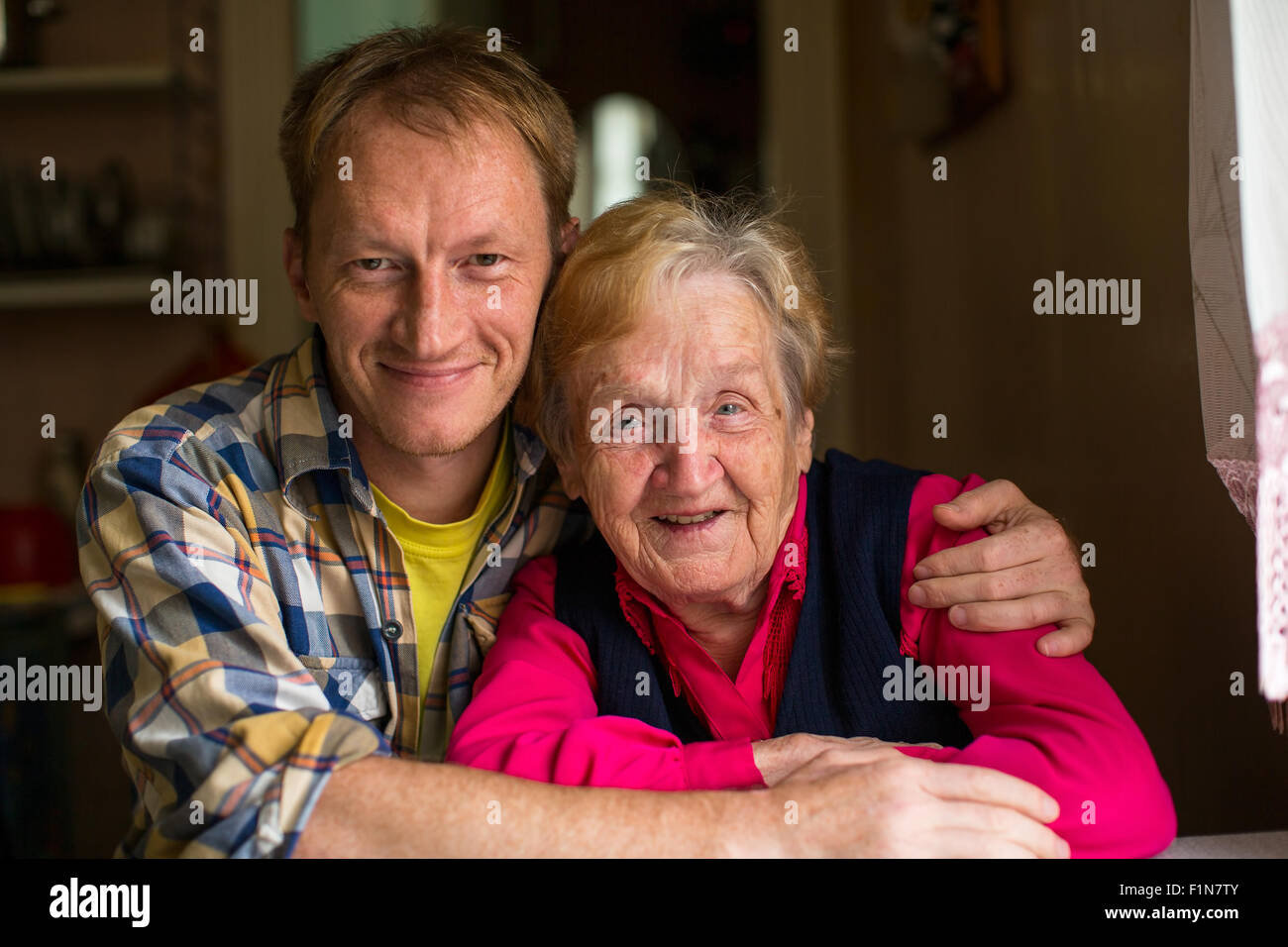 Der alte mann und sein enkel -Fotos und -Bildmaterial in hoher Auflösung – Alamy