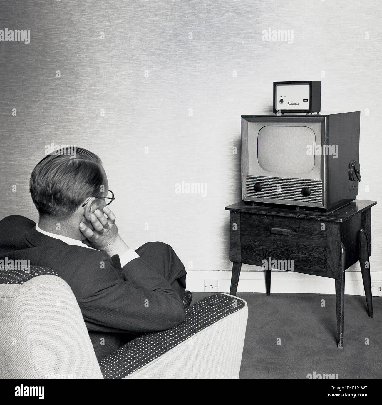 1950s tv viewer -Fotos und -Bildmaterial in hoher Auflösung – Alamy