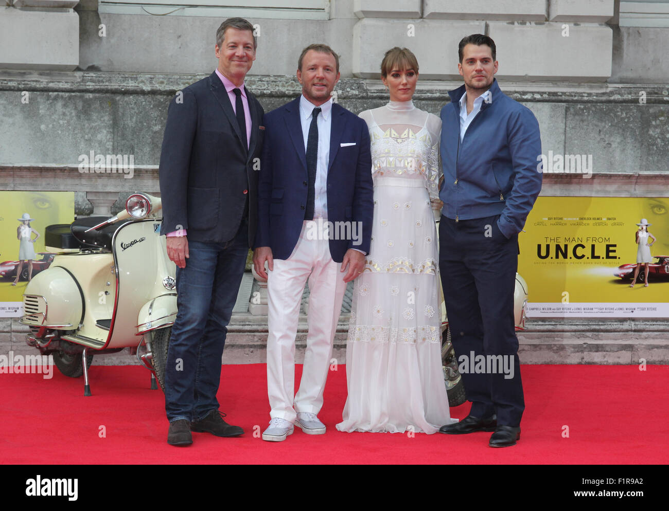 Guy ritchie henry cavill -Fotos und -Bildmaterial in hoher Auflösung ...