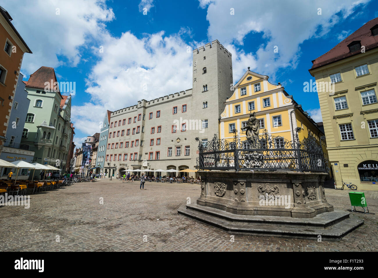 Goldenes kreuz patricia schloss am haidplatz -Fotos und -Bildmaterial in hoher Auflösung – Alamy