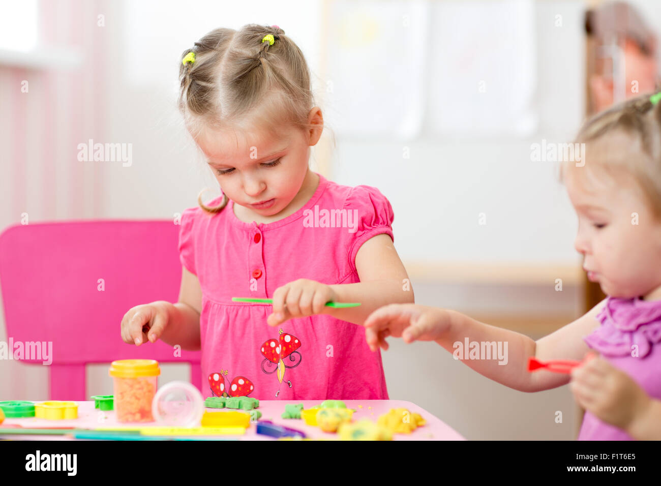 Kinder beim spielen zeichnung -Fotos und -Bildmaterial in hoher ...