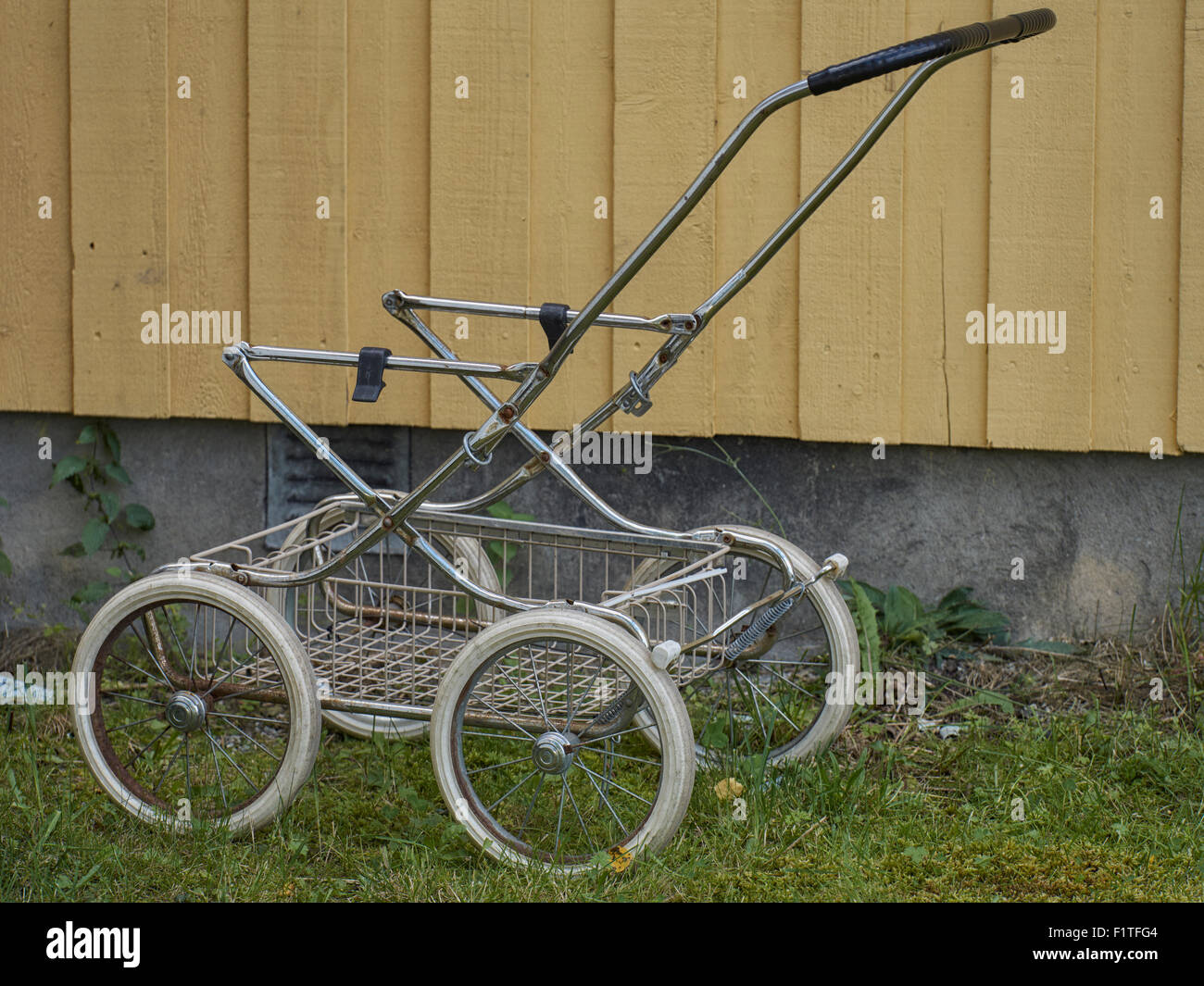 Old perambulator -Fotos und -Bildmaterial in hoher Auflösung – Alamy