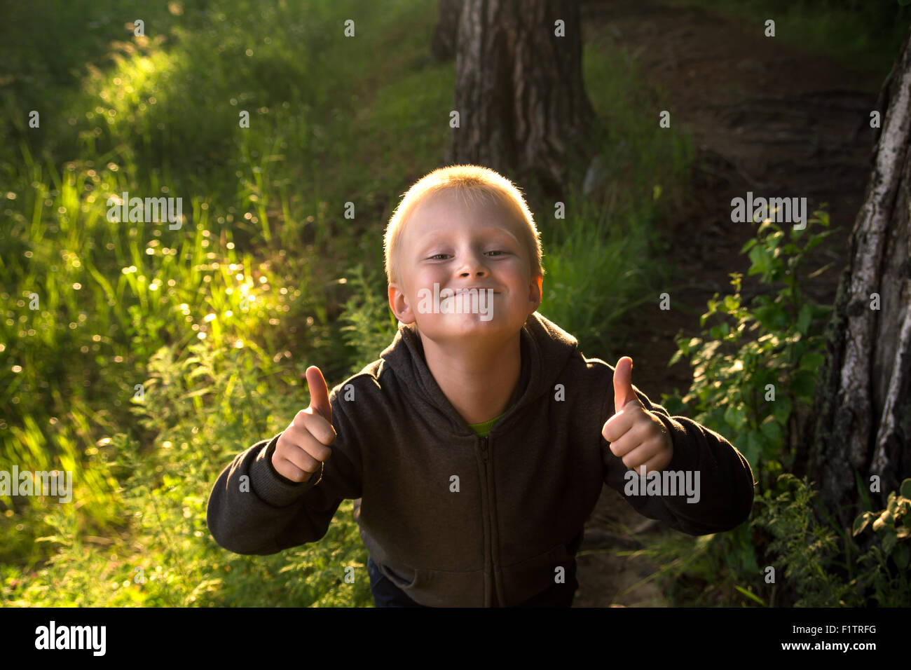 Gut aussehend wenig glückliches lächelndes Kind (junge) Wandern und ... Gut aussehend wenig glückliches lächelndes Kind (junge) Wandern und ...