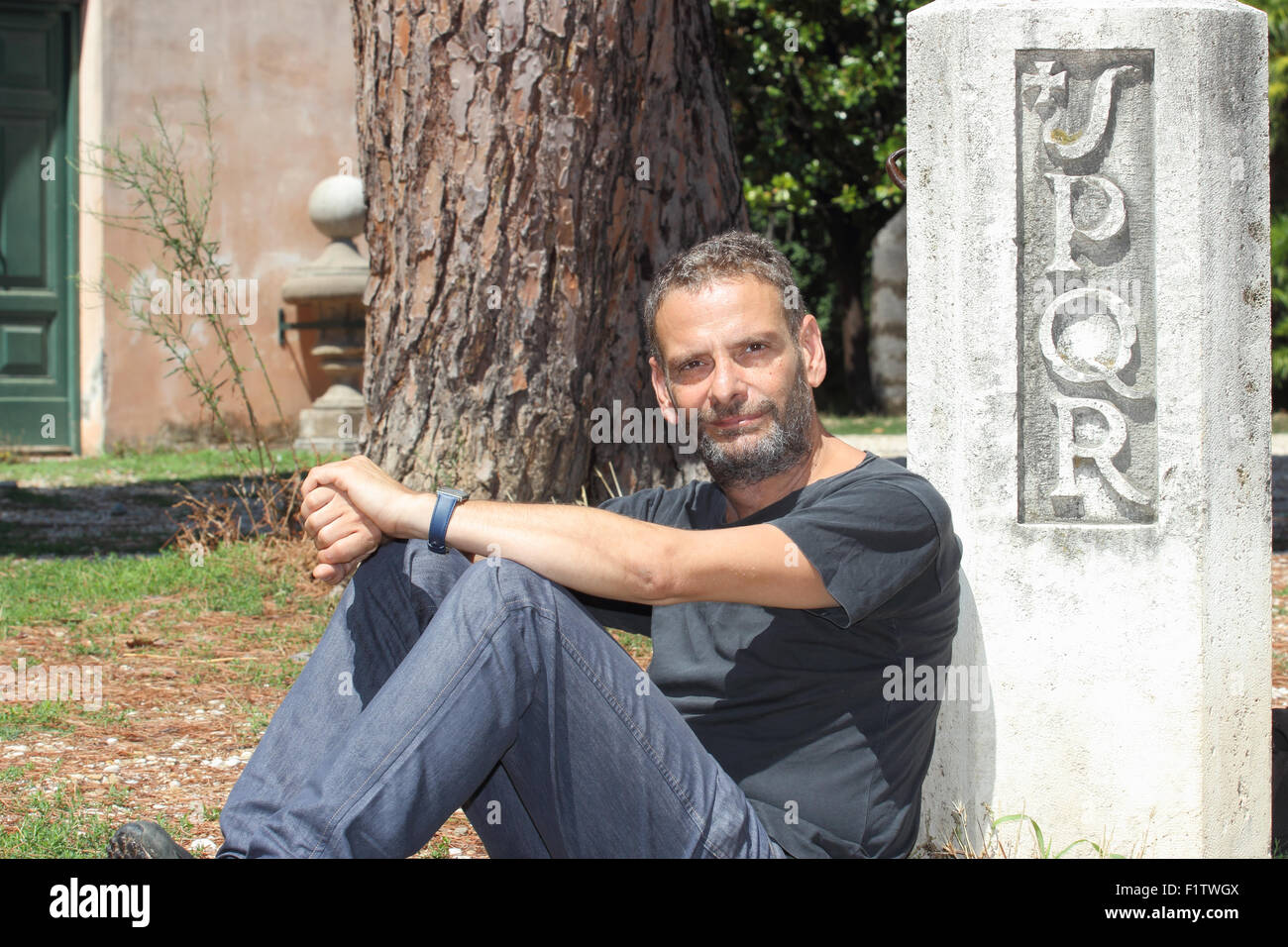 Mann, sitzend durch Rom symbol SPQR Senatus Populusque Romanus ...