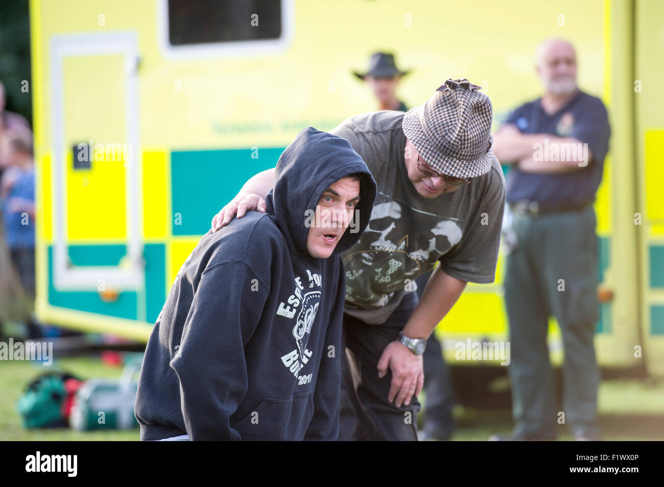 Antony Britton bereitet begraben lebendig Stunt mit Krankenwagen im ...