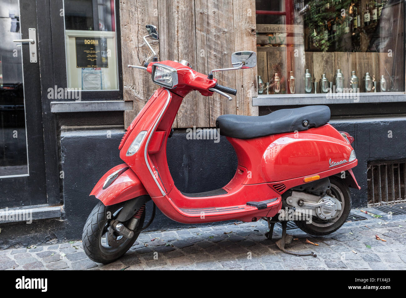 Italian vespa motorcycle -Fotos und -Bildmaterial in hoher Auflösung ...