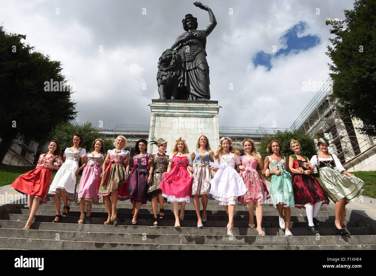 Dpa-exklusiv? Daniela Vukovic (in München Couture), Modelle (l-R ...