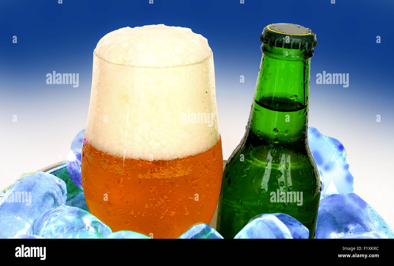 Bierflasche auf eis -Fotos und -Bildmaterial in hoher Auflösung – Alamy