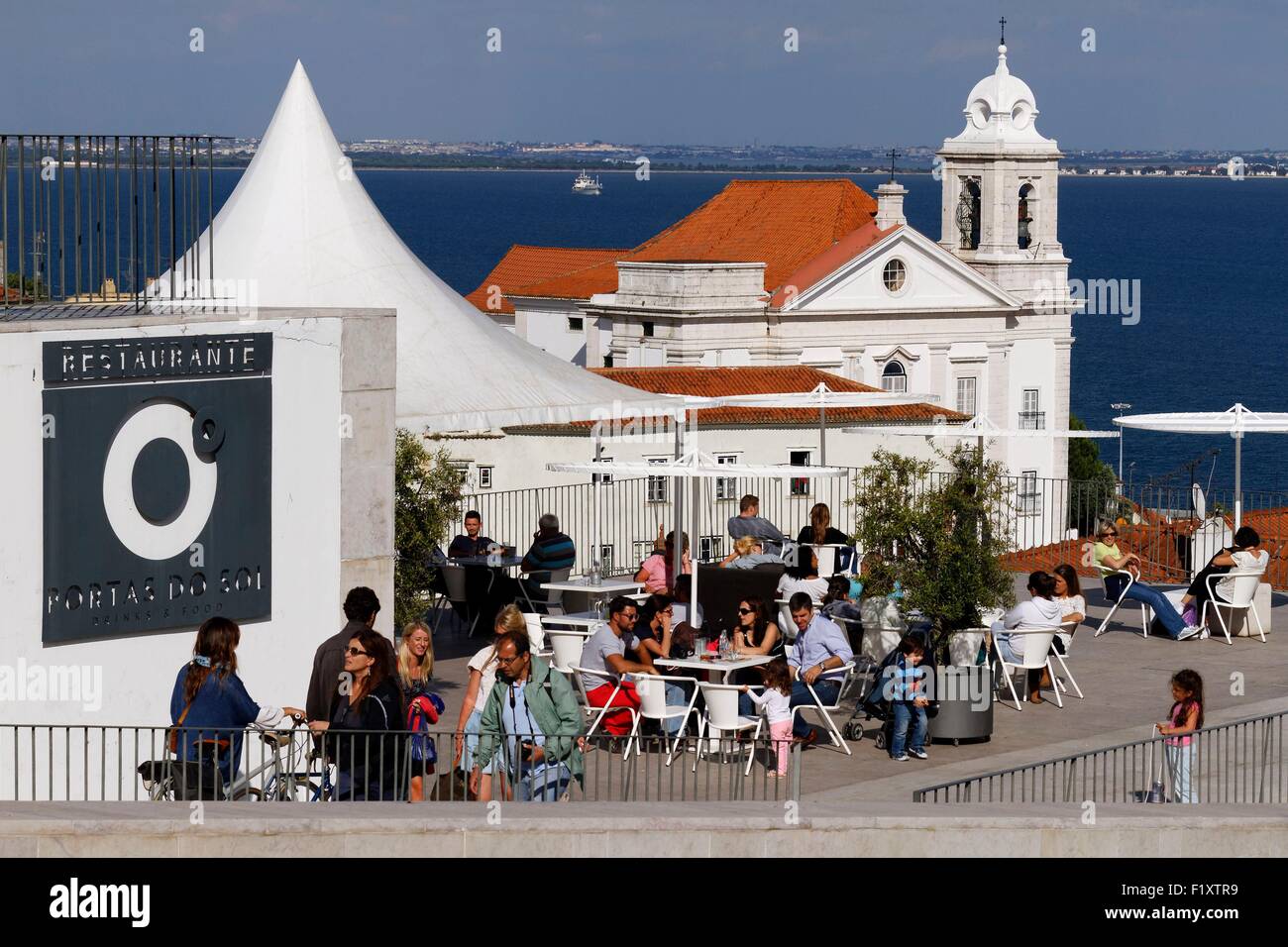 Portugal, Lissabon, Alfama, Miradouro Portas do Sol, Restaurant Portas ...