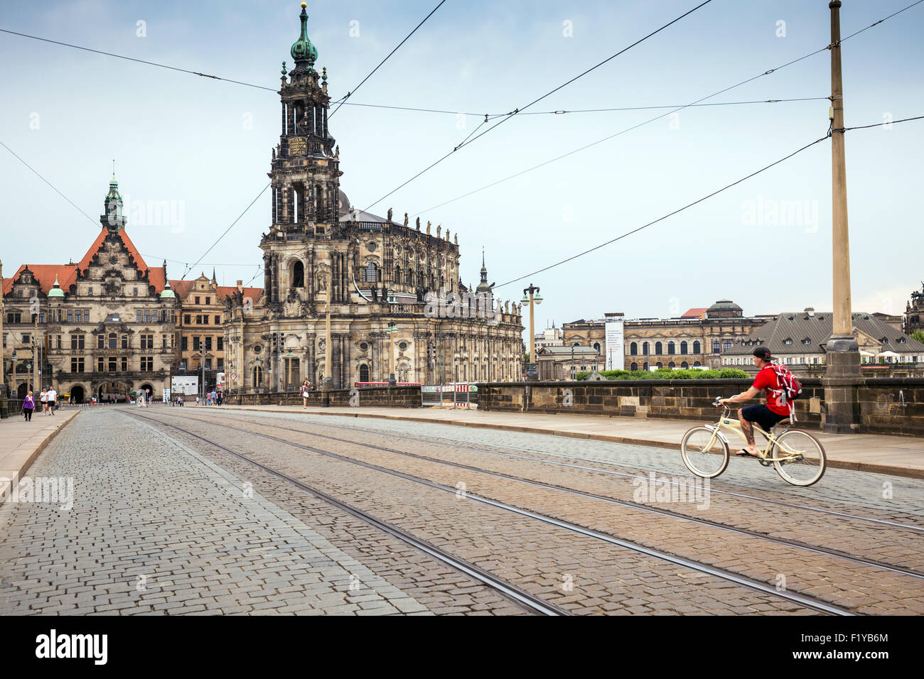 Menschen gehen aus dem schloss -Fotos und -Bildmaterial in hoher ...