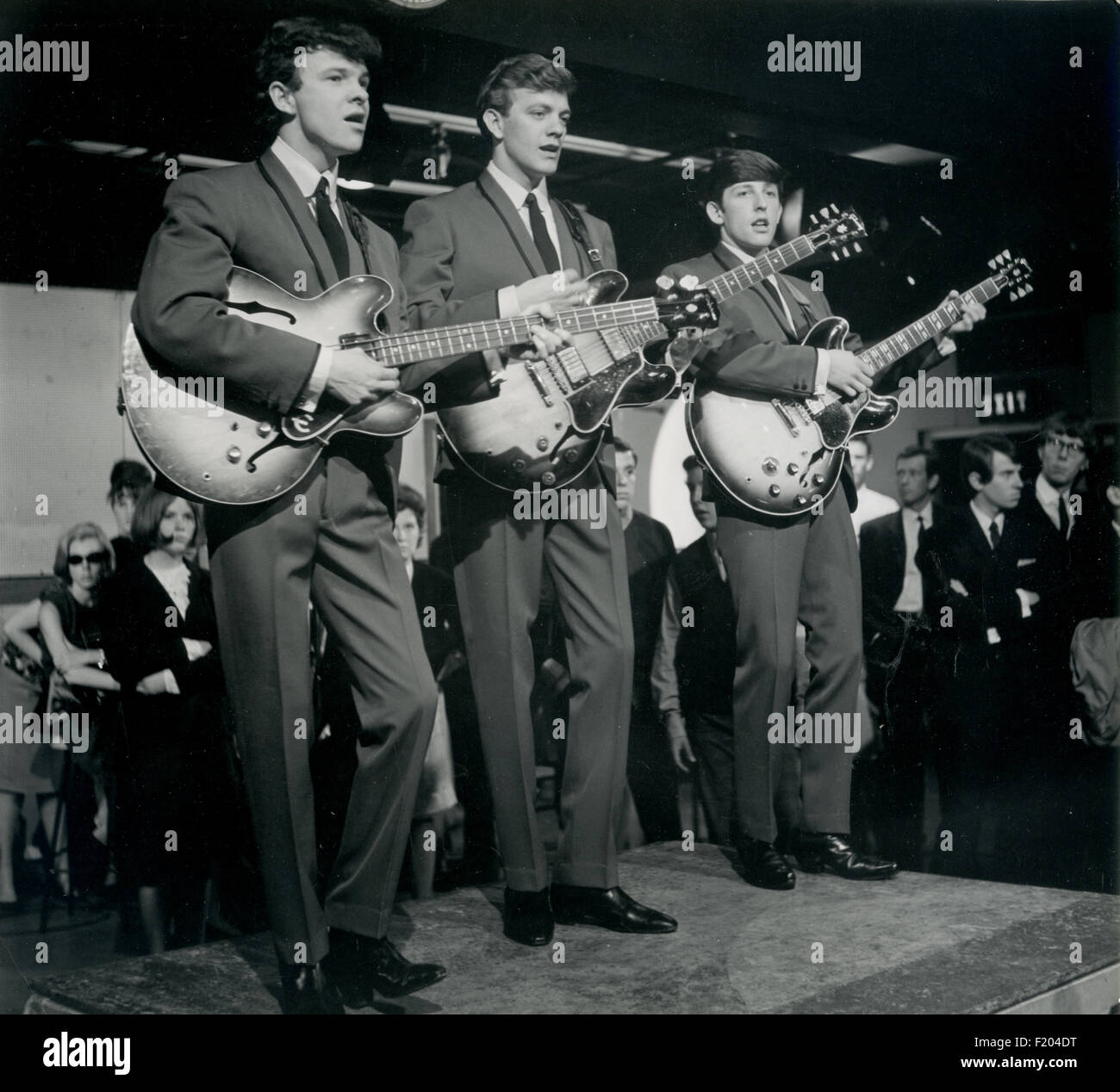 DIE GESCHICKE UK-pop-Trio auf Ready, Steady, Go im Juni 1963. Von links ...