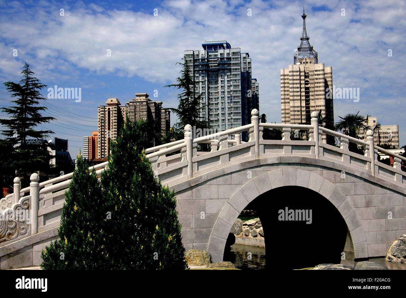 Anmutige steinbrücke -Fotos und -Bildmaterial in hoher Auflösung – Alamy