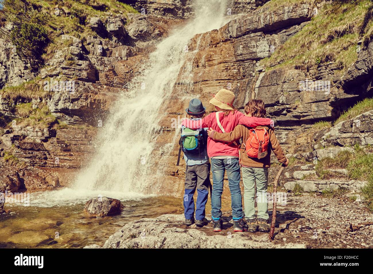 Wasserfall der kinder -Fotos und -Bildmaterial in hoher Auflösung – Alamy