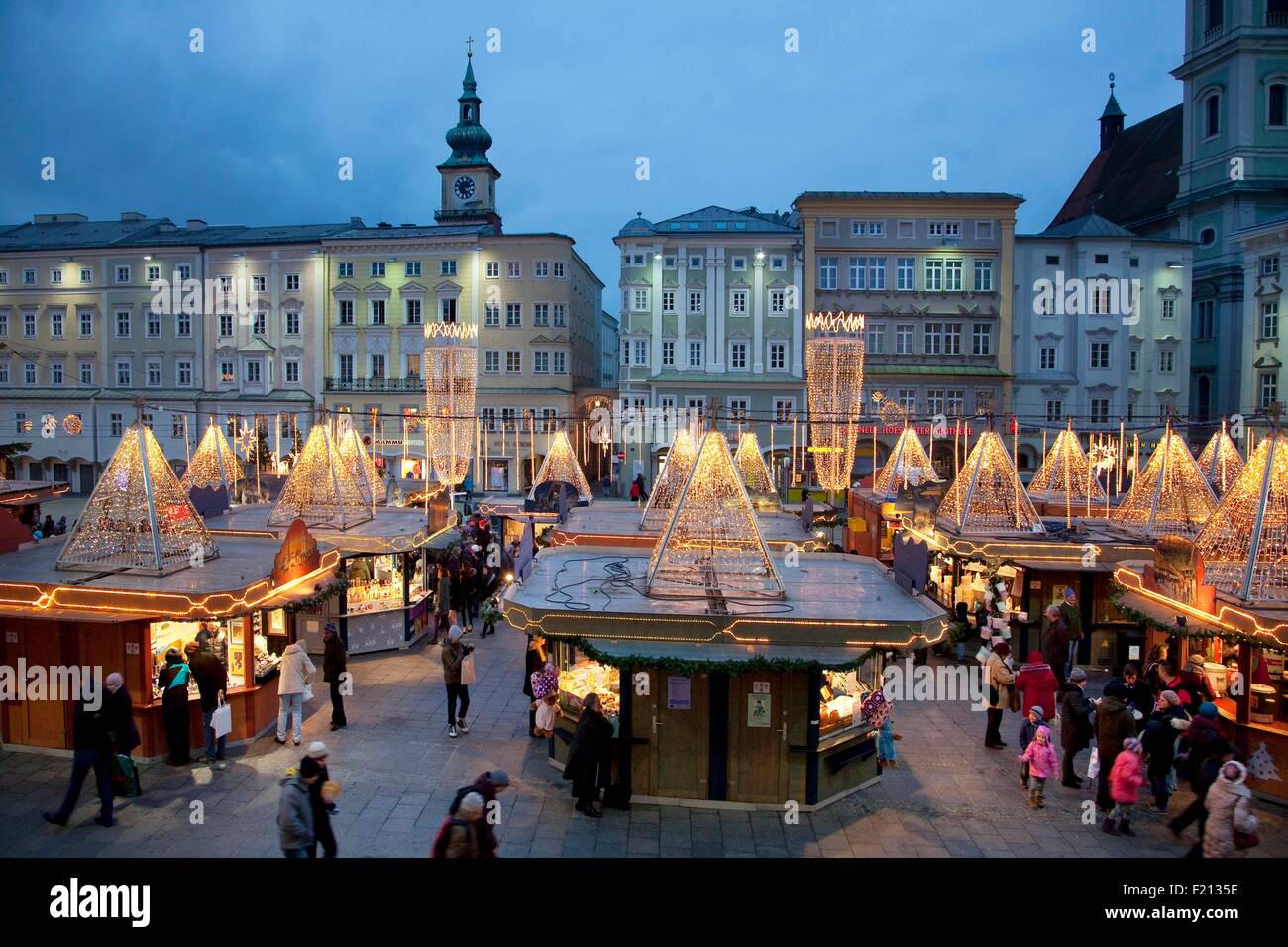 Österreich, Oberösterreich, Linz, Hauptplatz Weihnachtsmarkt in der ...