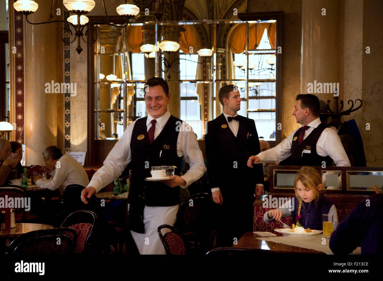 Cafe central kellner wien -Fotos und -Bildmaterial in hoher Auflösung ...