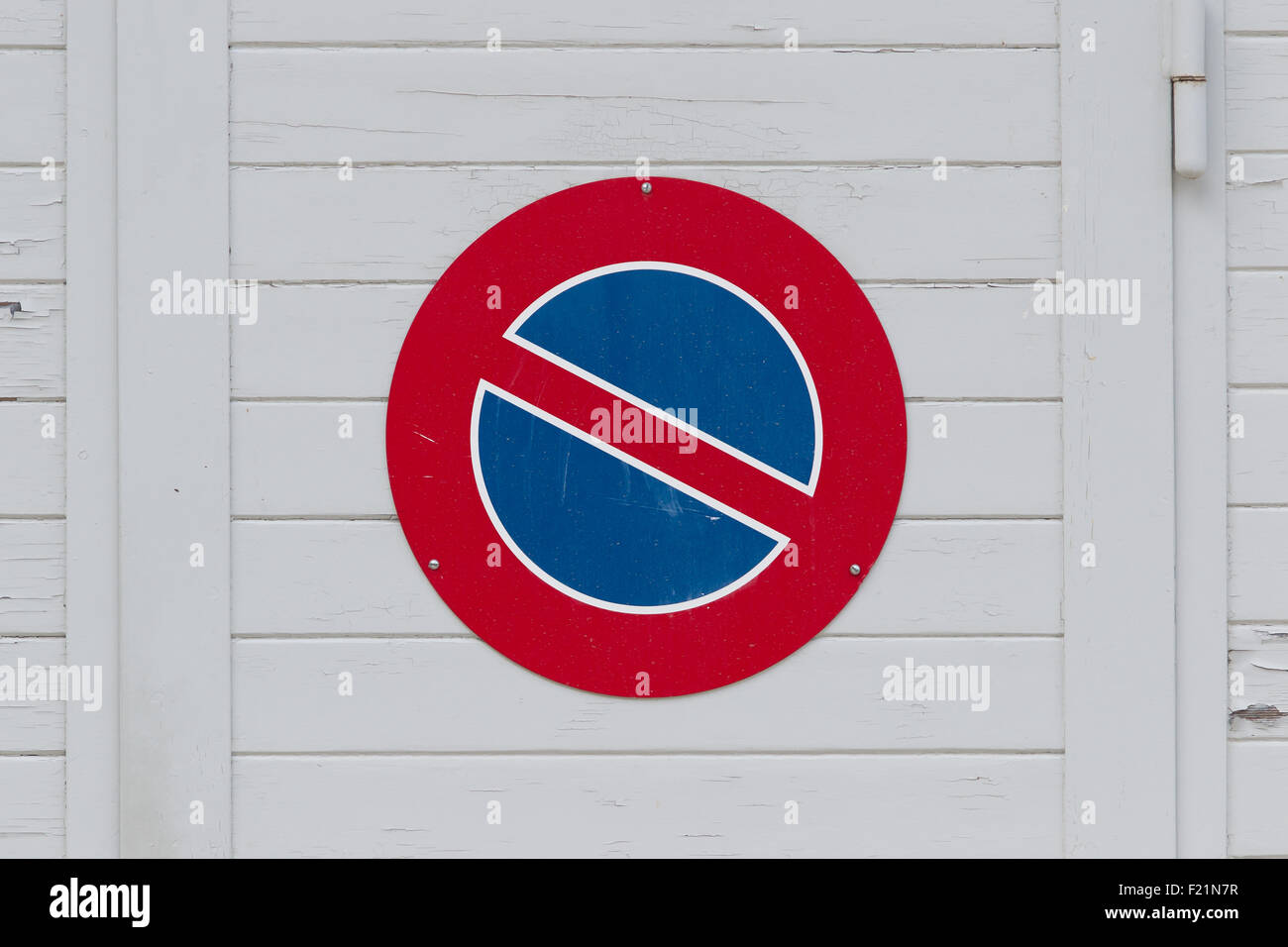 Verkehrszeichen, Verbots-Schild - kein Parkplatz, Holz Stockfotografie ...