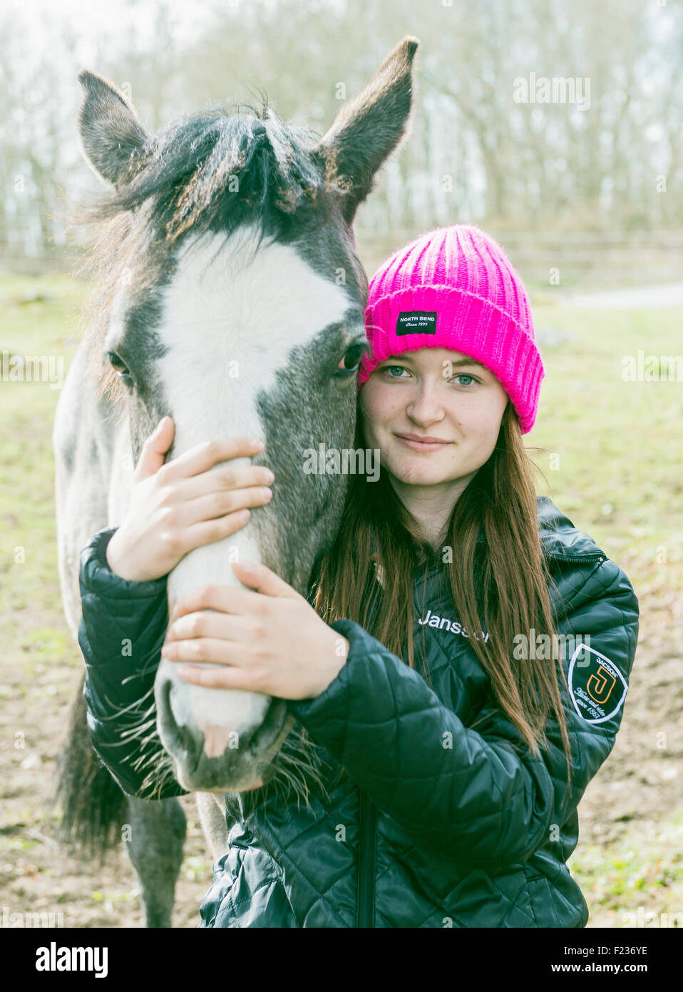 Pferdestall mädchen -Fotos und -Bildmaterial in hoher Auflösung – Alamy