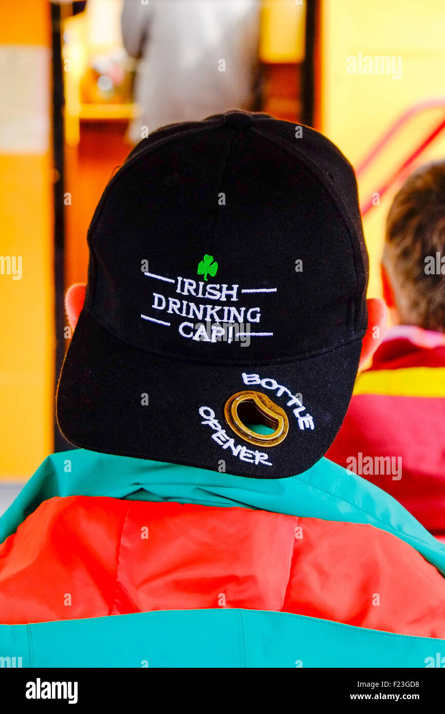 jungen tragen irische Trink-Kappe nach hinten Rückansicht ...