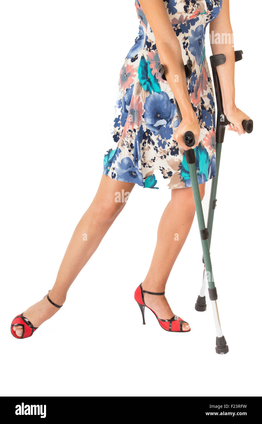 Frau an krücken -Fotos und -Bildmaterial in hoher Auflösung – Alamy