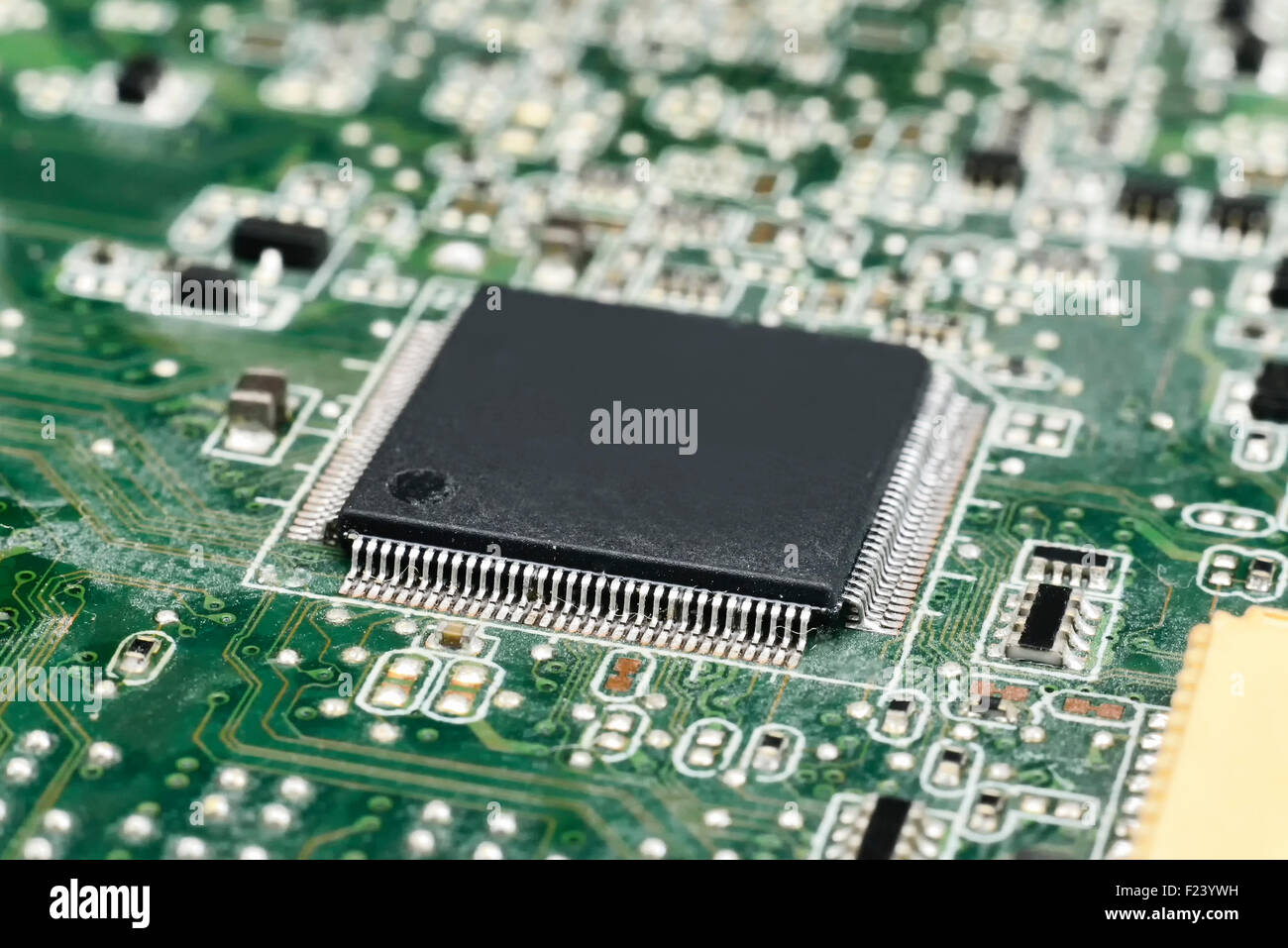 Chip auf der Hauptplatine (Mainboard) mit Controller, Anschlüsse und ...