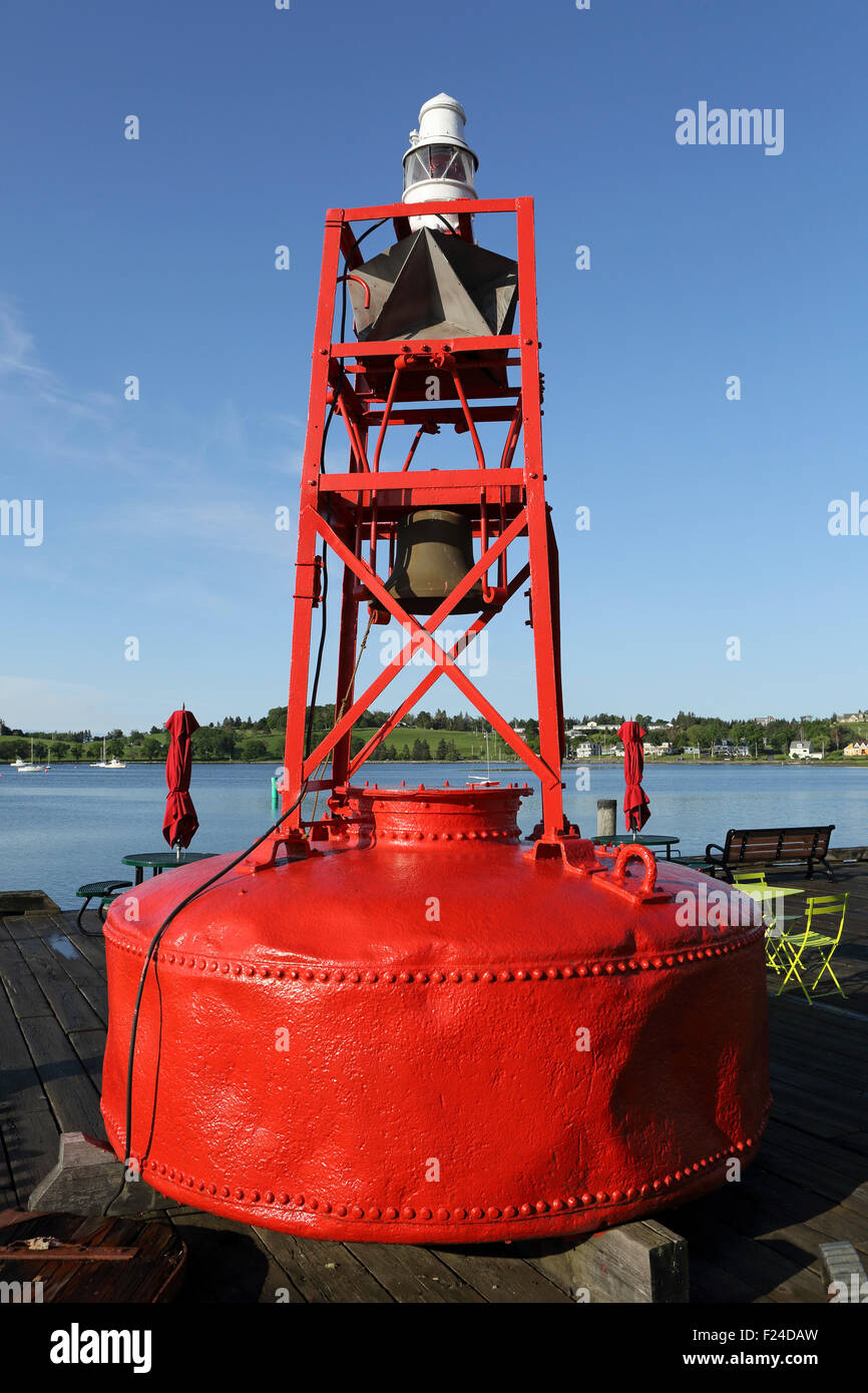 Eine rote Boje an der Waterfront in Lunenburg, Nova Scotia, Kanada. Die ...