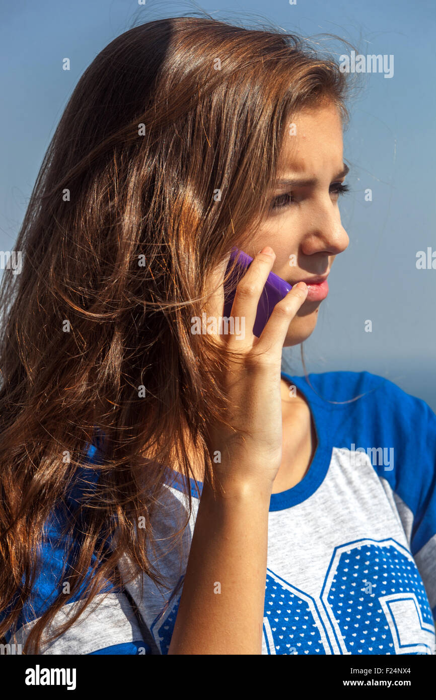 Teenager am telefon sprechen -Fotos und -Bildmaterial in hoher Auflösung - Seite 2 - Alamy