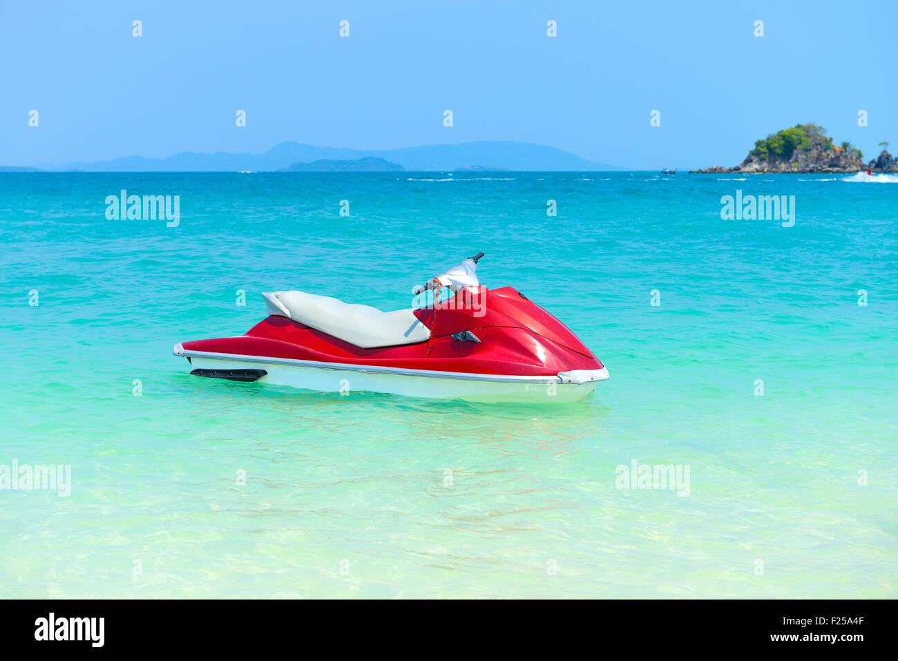 Roter Jet-Ski am Strand der Andamanensee im Sommerurlaub Khai NOK Insel ...