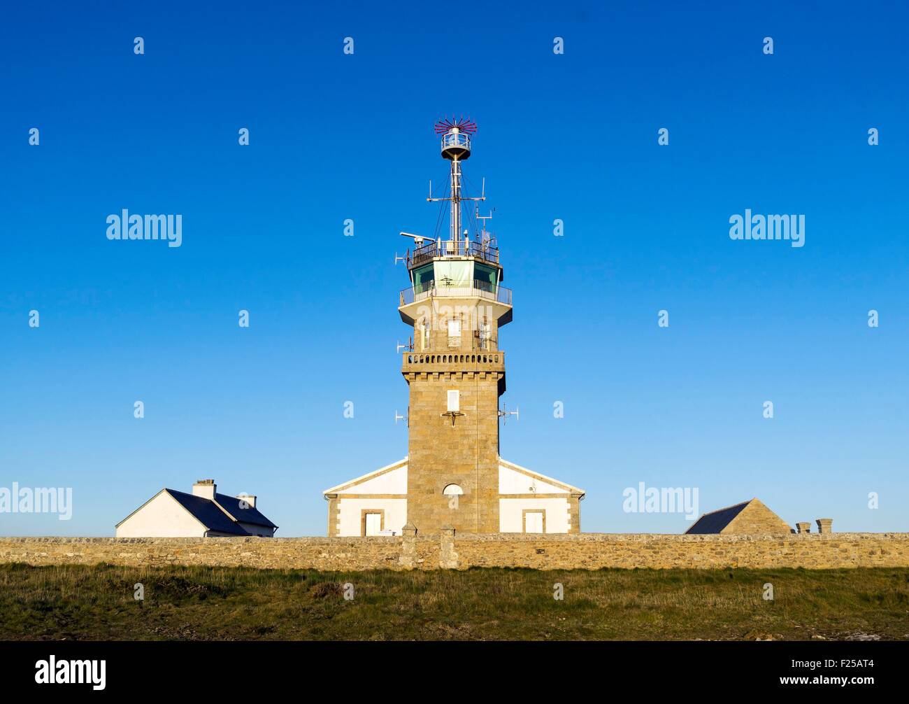 Frankreich, Finistere, Iroise-See, Plogoff, Pointe du Raz, das Semaphor von der Pointe du Raz ...