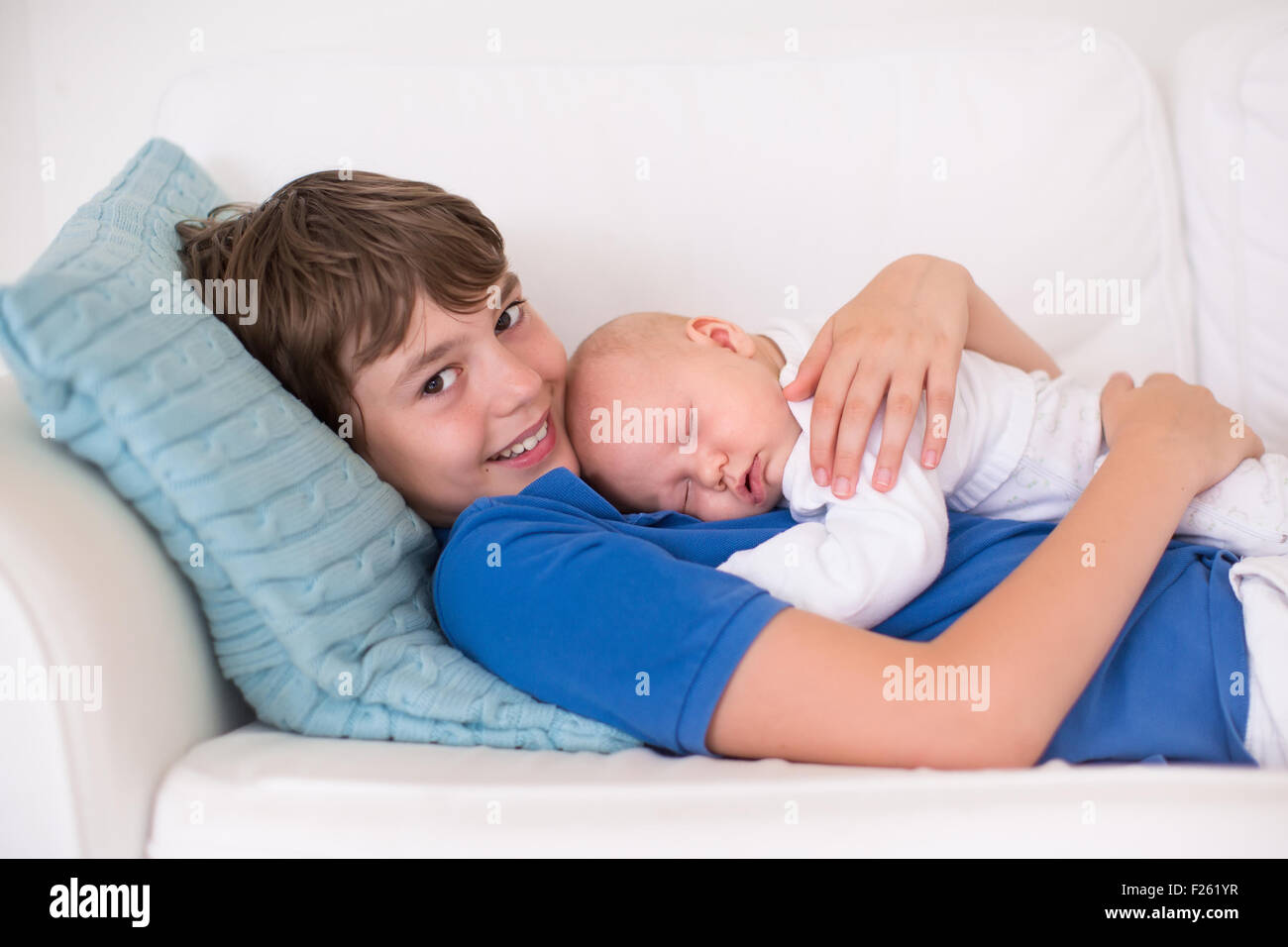 Bruder und schwester schlafen -Fotos und -Bildmaterial in hoher Auflösung – Alamy