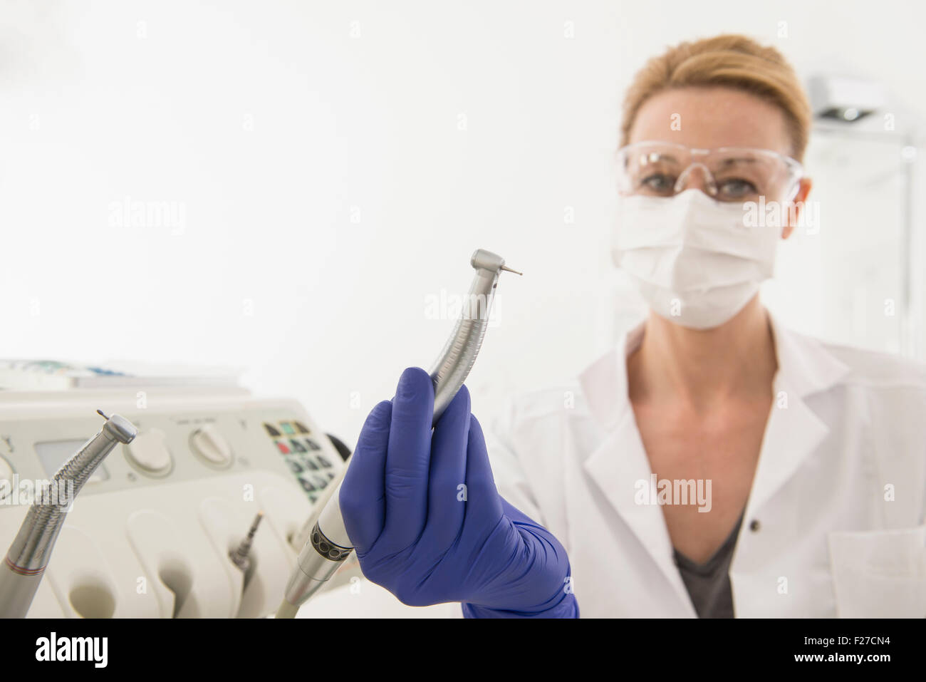 Weiblicher zahnarzt mit bohrer -Fotos und -Bildmaterial in hoher ...