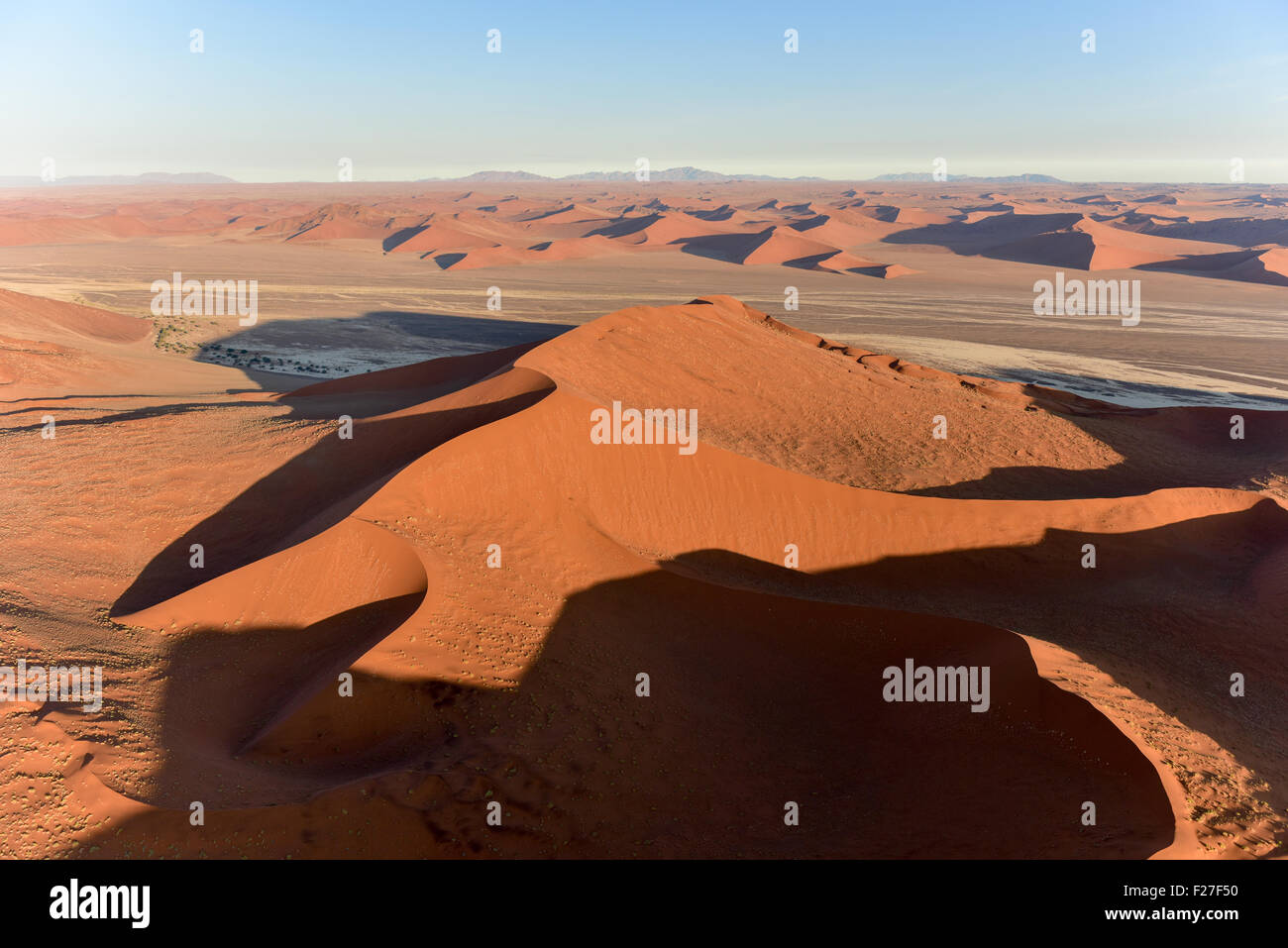 Luftaufnahme des hohen roten Dünen, befindet sich in der Namib-Wüste ...