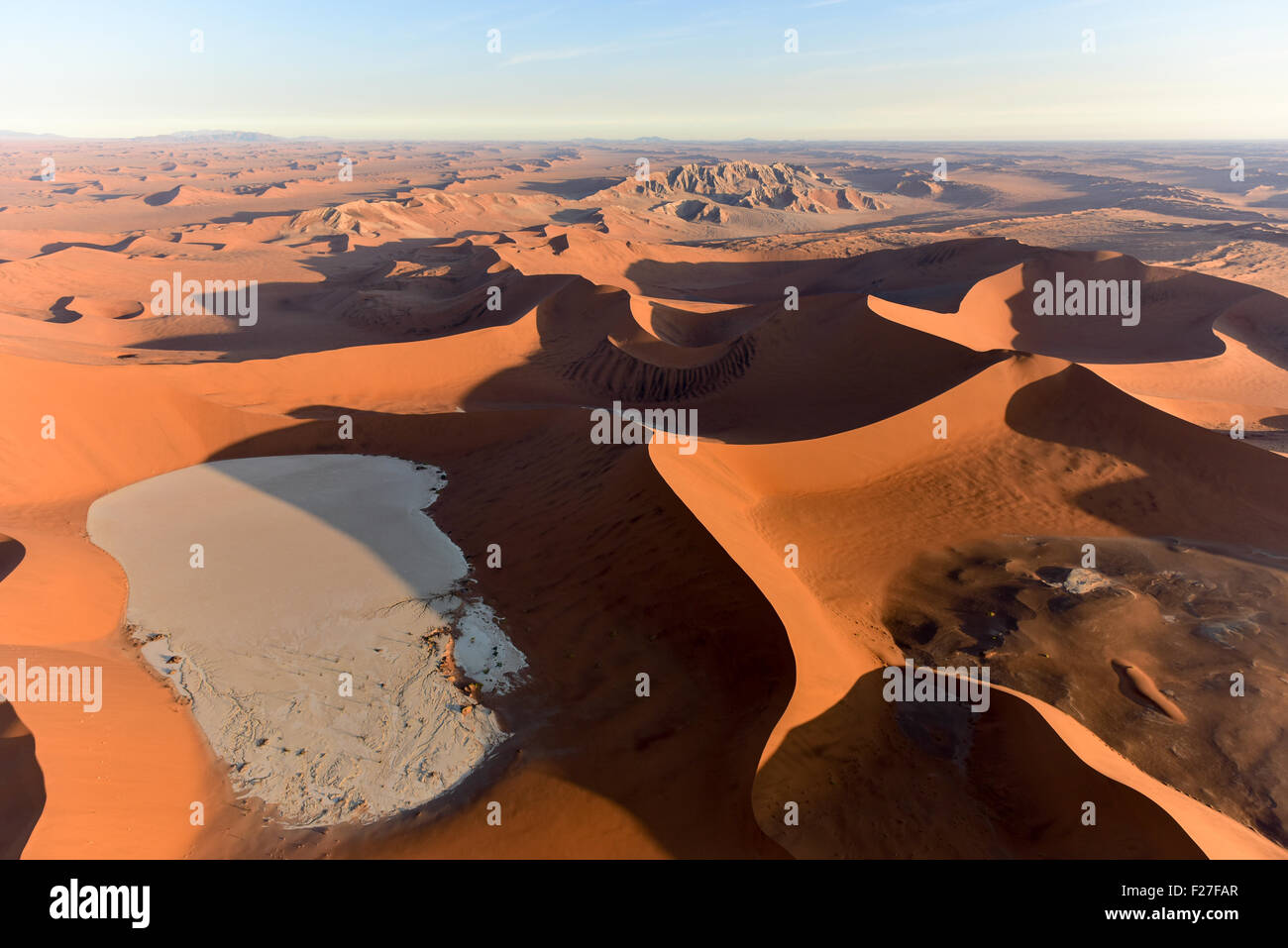 Luftaufnahme des hohen roten Dünen, befindet sich in der Namib-Wüste ...