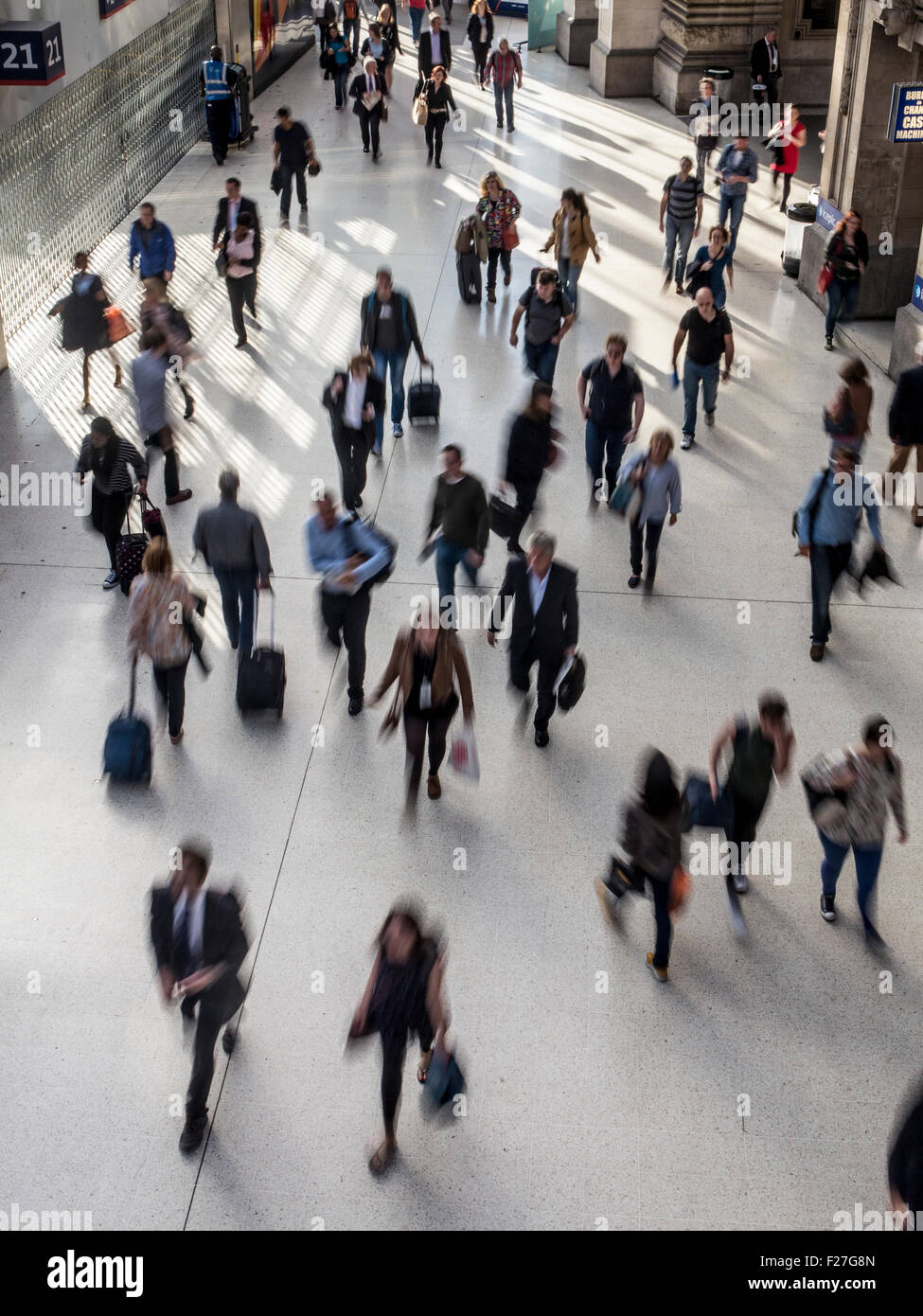 Massen von Menschen hetzen, um nach Hause komme von der Arbeit nach ...