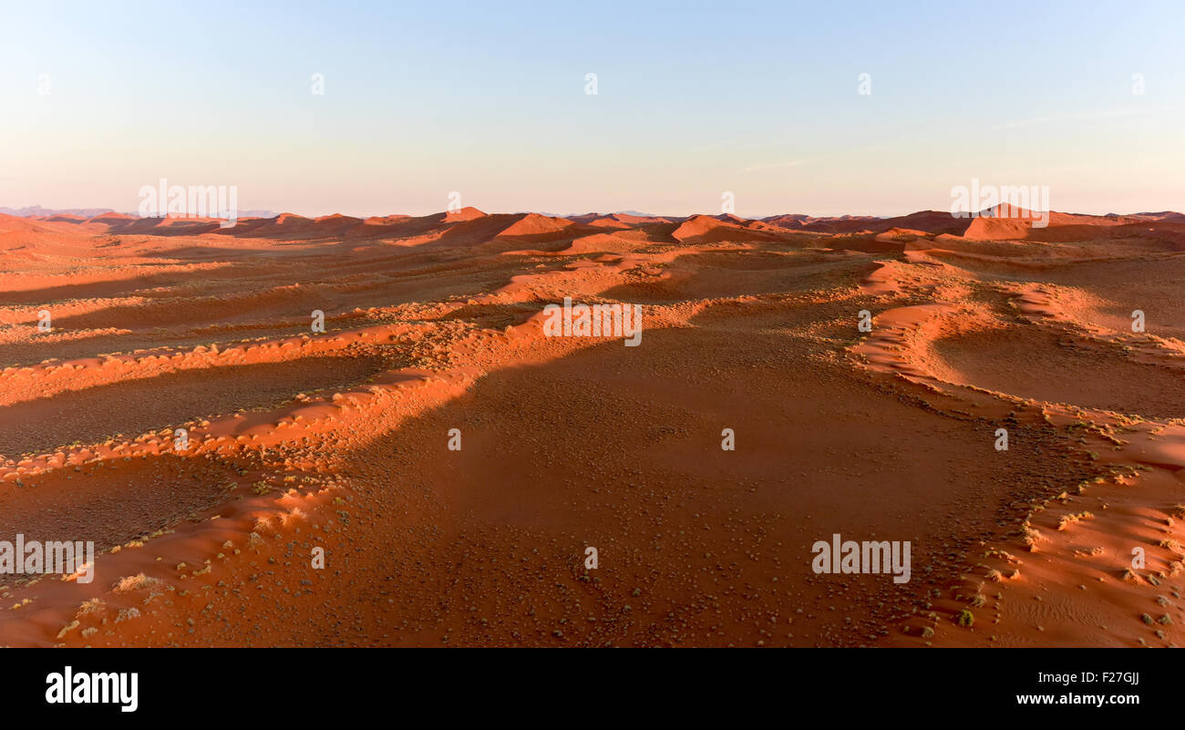 Luftaufnahme des hohen roten Dünen, befindet sich in der Namib-Wüste ...