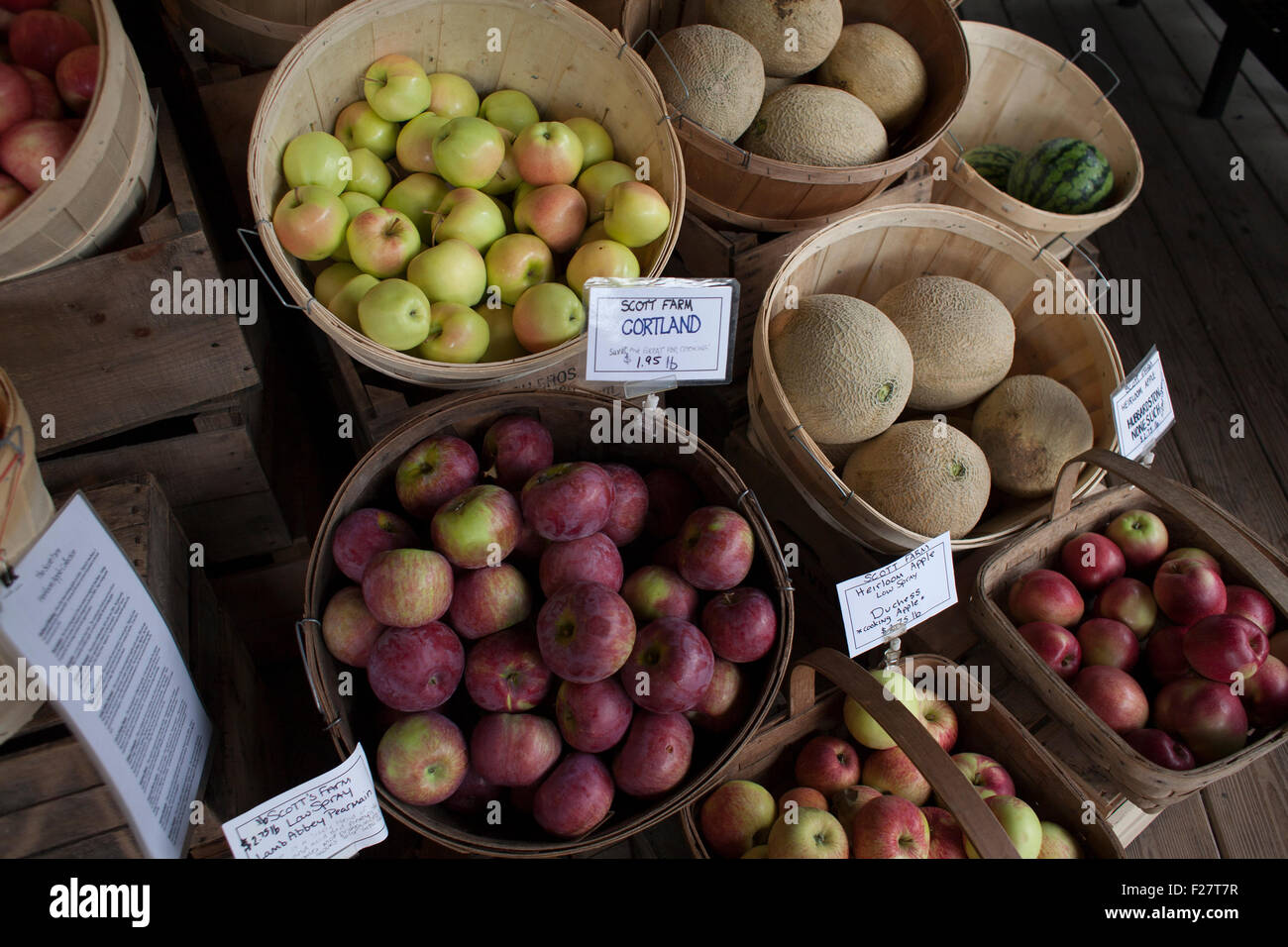 Äpfel und Melonen zu verkaufen in Körben auf einer Farm stehen in ...