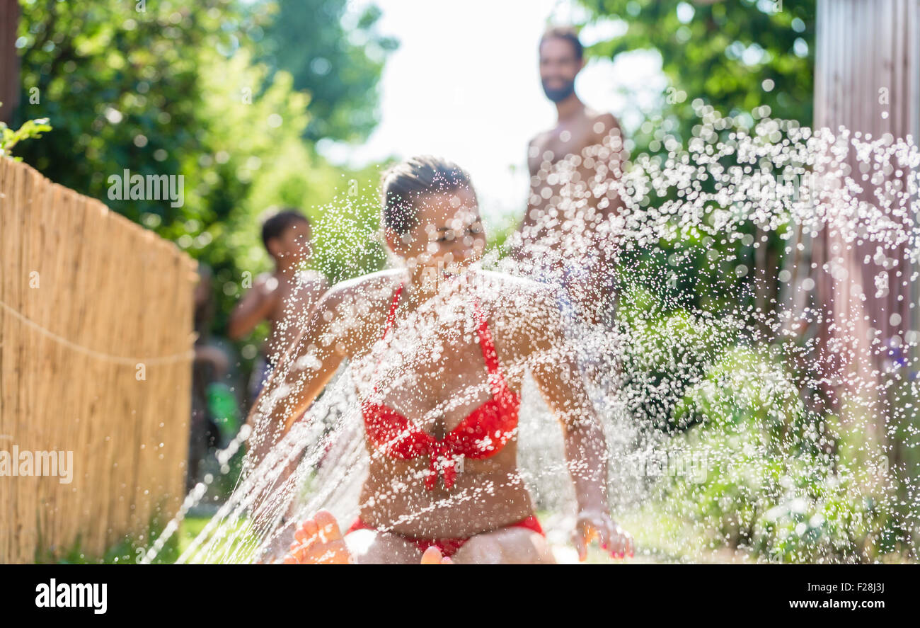 Kinder planschen im wasser -Fotos und -Bildmaterial in hoher Auflösung ...