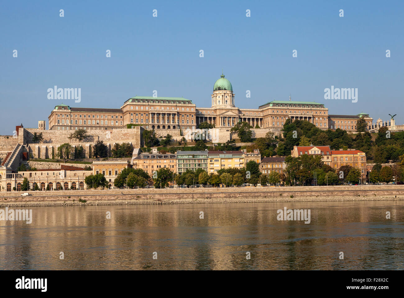 Das schöne Schloss Buda leuchtet in der Morgensonne in Budapest, Ungarn ...