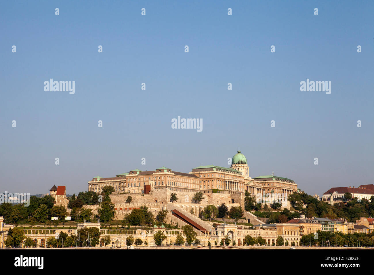 Das schöne Schloss Buda leuchtet in der Morgensonne in Budapest, Ungarn ...