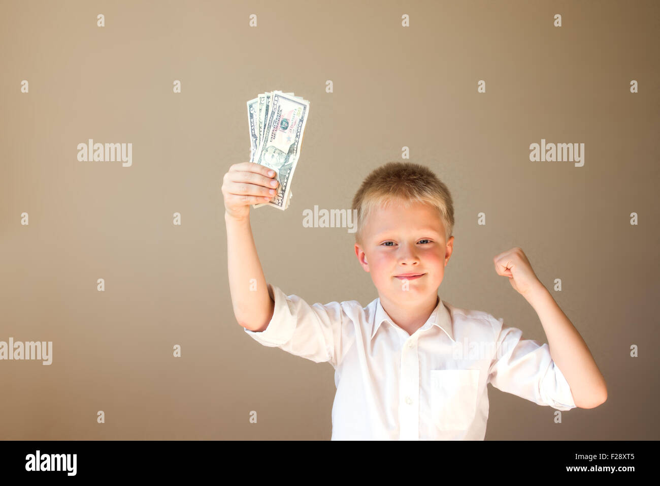 Kind geld -Fotos und -Bildmaterial in hoher Auflösung – Alamy
