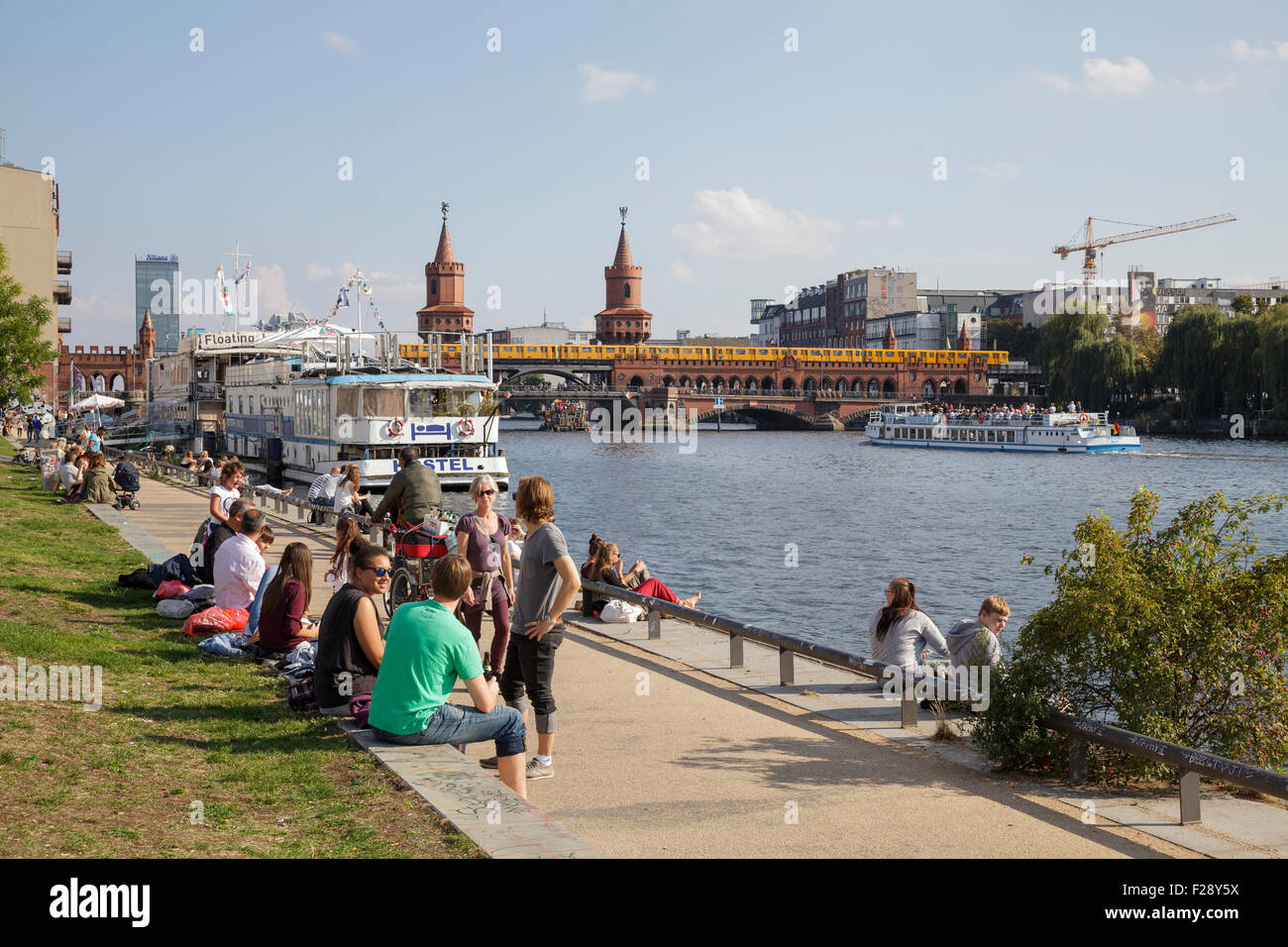 Menschen, die Entspannung an der Spree in der Nähe Oberbaumbrücke, in ...