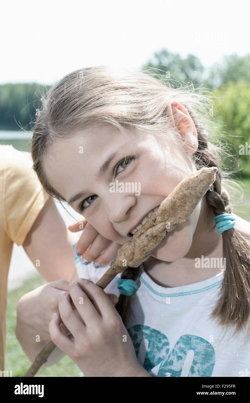 Mädchen isst wurst -Fotos und -Bildmaterial in hoher Auflösung – Alamy