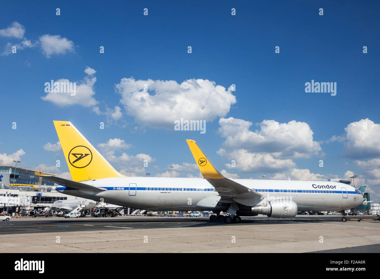 Condor Airline Boeing 767 auf dem Frankfurter Flughafen Stockfotografie ...