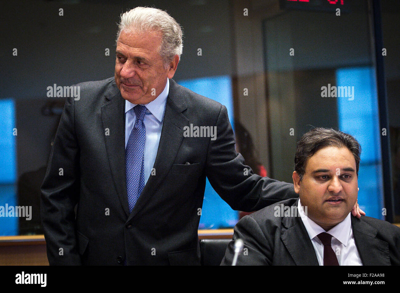 Dimitris Avramopoulos, EU-Kommissar für Migration und Inneres (L) und ...