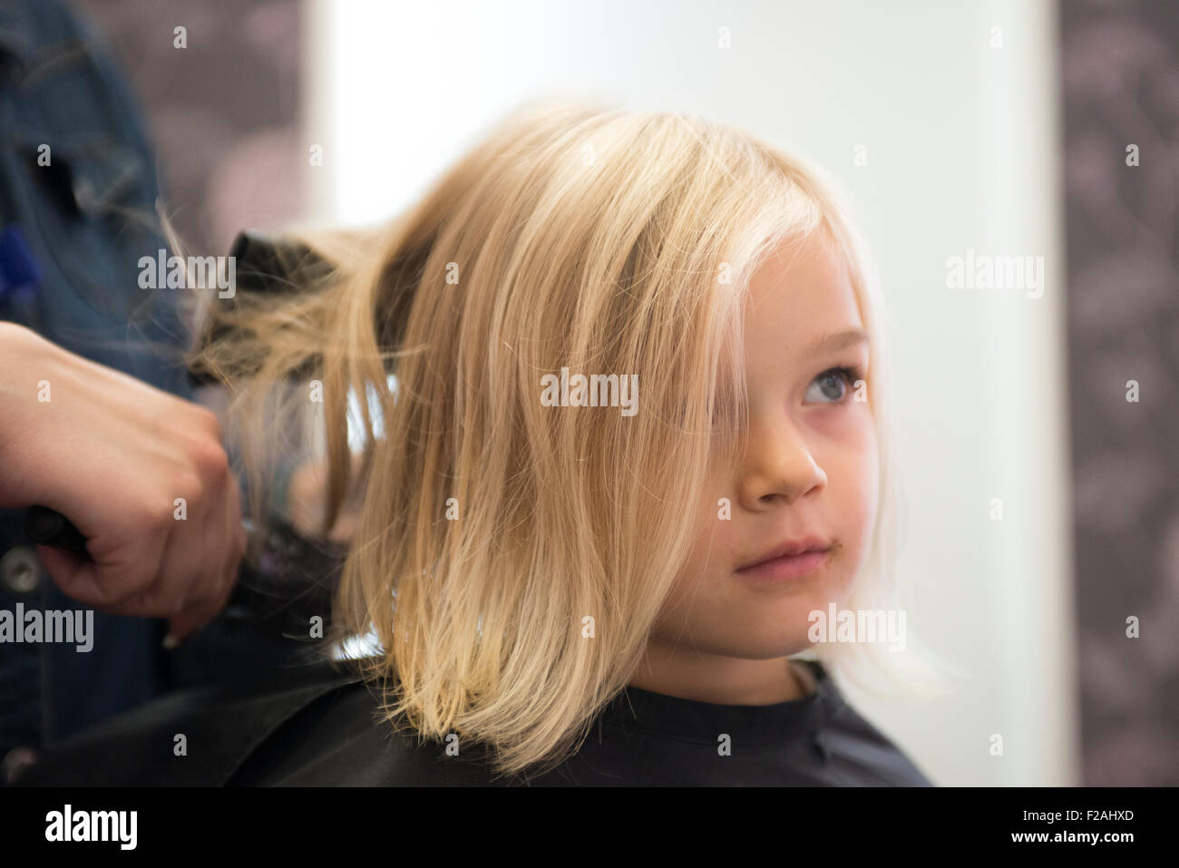 Mädchen wetting hair -Fotos und -Bildmaterial in hoher Auflösung – Alamy
