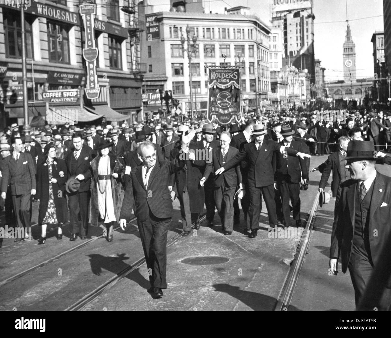 Tom Mooney, gefolgt von 40.000 Gewerkschafter auf Market St., San ...