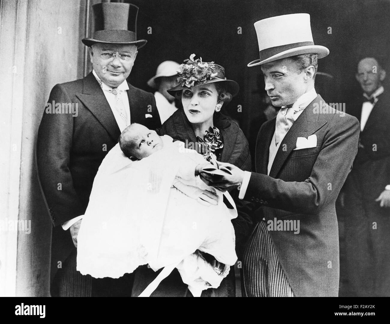 Barbara Hutton Haugwitz-Reventlow hält ihren Sohn Lance nach seiner ...